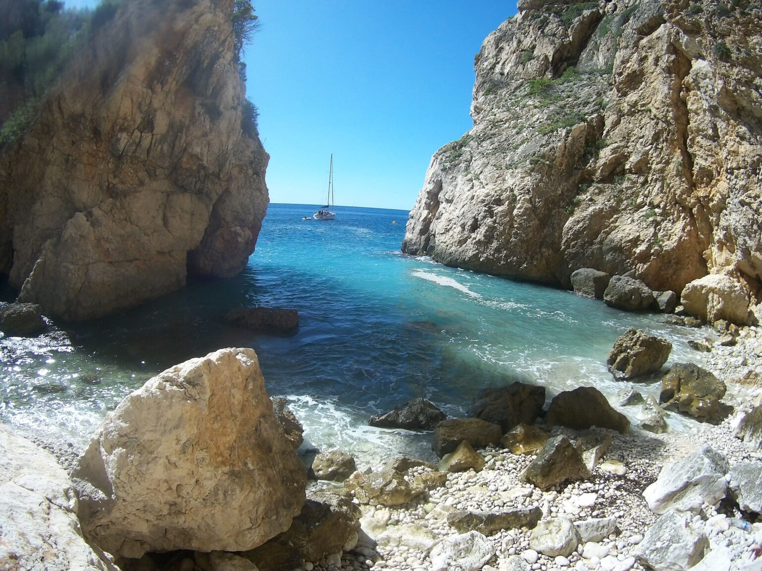La Cala En Caló, la secreta playa paradisíaca en Javea - | Marinalia