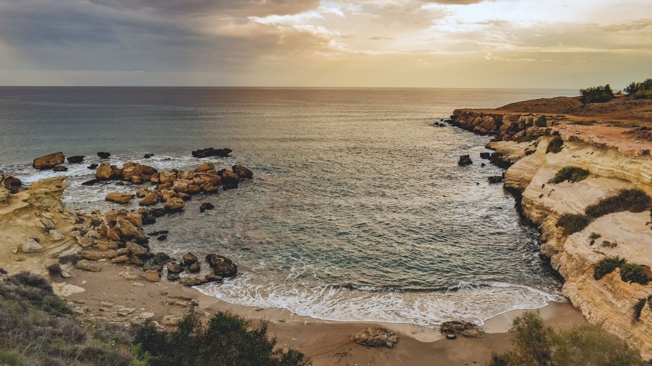 La cala fonda en Villajoyosa - | Marinalia